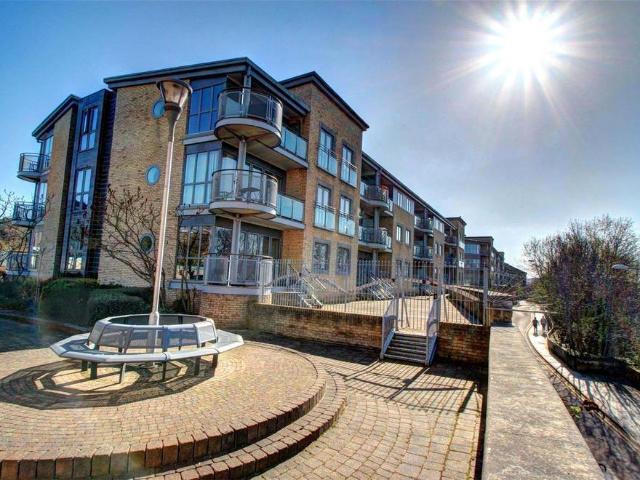 Fairway Court, Fletcher Road. 2 bed apartment to rent £1,175 pcm £271 pw