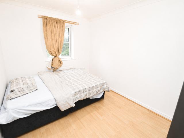Fairway Drive, London SE28, Room to rent, £600 pcm | PrimeLocation