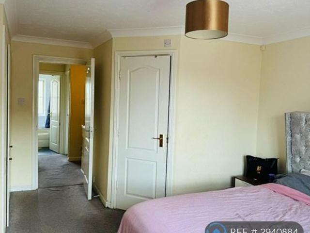 Fairway Drive, London, SE28 3 bed end of terrace house to rent £2,150 pcm £496 pw