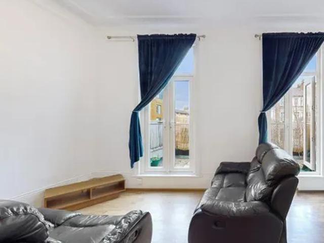 Fairway Foods, 20 Shepherds Bush Road, London, W6 7NA, United Kingdom | 4 bed apartment for rent #140399306 | Rentberry