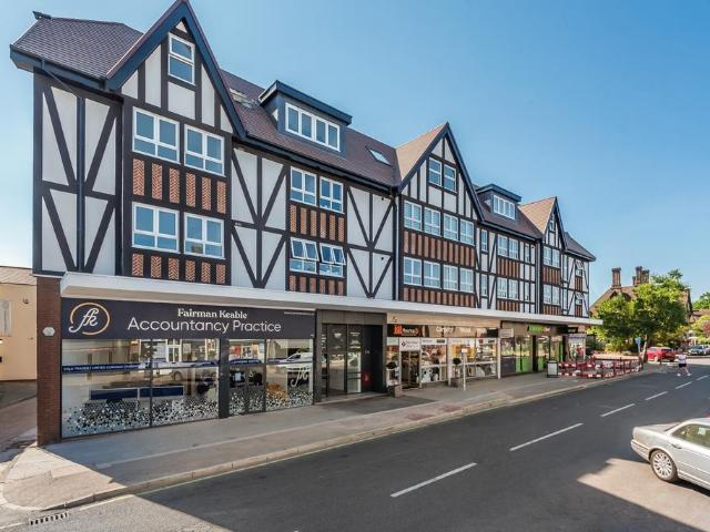 Fairway Petts Wood BR5 2 bed flat to rent £1,900 pcm £438 pw