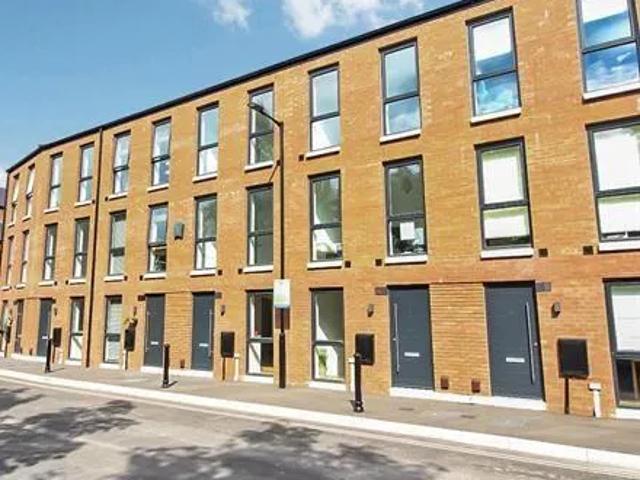 Fairway View, Stockport, SK5 6GD, United Kingdom | 2 bed duplex for rent #115023929 | Rentberry