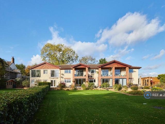 Fairways Court, Hinckley, LE10 2 bed penthouse to rent £1,475 pcm £340 pw