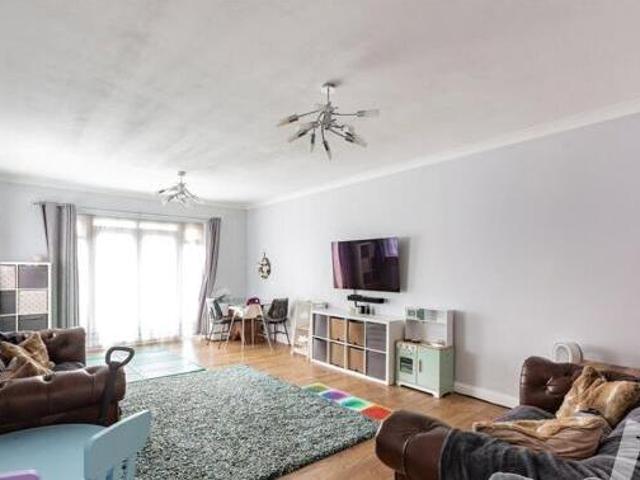 Fairview Avenue, Rainham, 3 Bedroom Detached