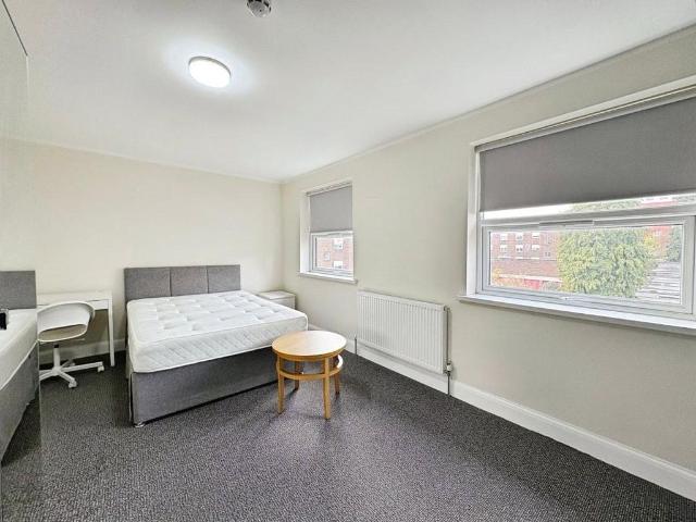 Fairview Avenue, Woking, Surrey, GU22 1 bed in a house share to rent £1,080 pcm £249 pw