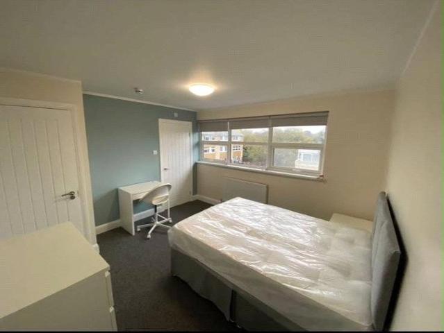 Fairview Avenue, Woking, Surrey, GU22 7NU