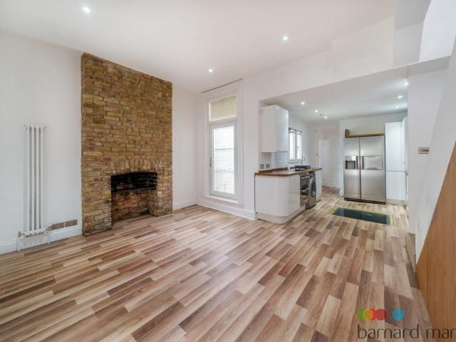 Falcon Grove, London 2 bed house to rent £2,650 pcm £612 pw