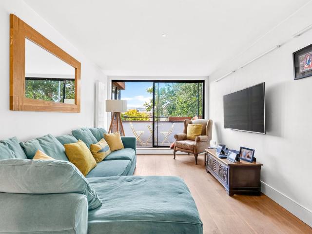 Falcon Point, Hopton Street SE1, 2 bed flat to rent, £3,500 pcm | PrimeLocation