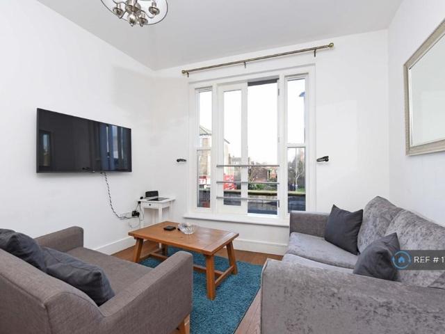 Falcon Road, London, SW11 3 bed flat to rent £3,800 pcm £877 pw
