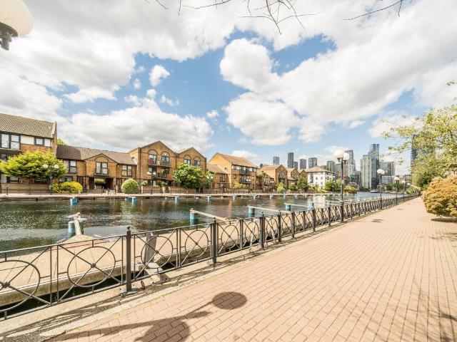 Falcon Way, London E14, 2 bed property to rent, £2,300 pcm | PrimeLocation