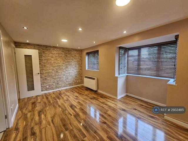 Falcon Way, London, NW9 2 bed flat to rent £1,900 pcm £438 pw