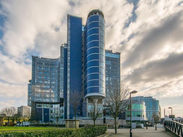 Falcon Wharf, Lombard Road. 2 bed flat to rent £2,850 pcm £658 pw