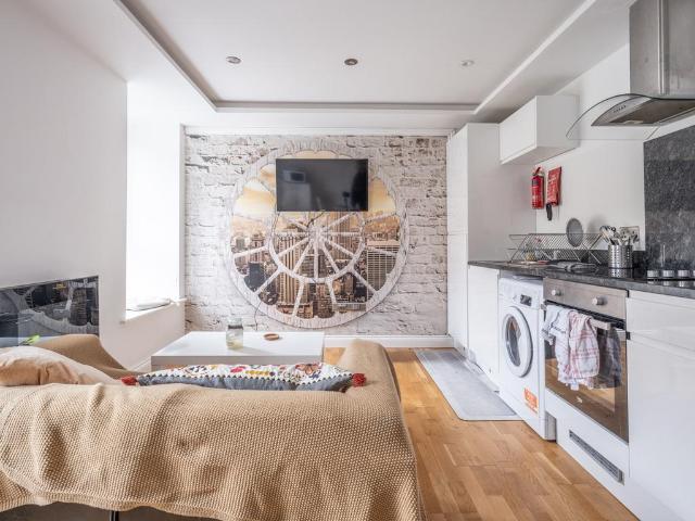 Falconars Court, Newcastle Upon Tyne NE1 1 bed apartment to rent £1,387 pcm £320 pw
