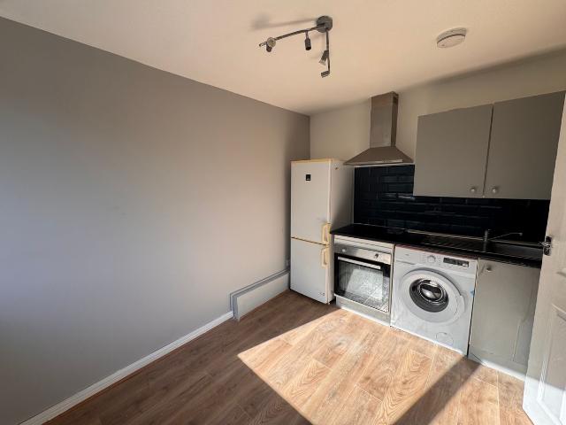 Falconers Road, Luton LU2, 2 bed flat to rent, £1,300 pcm | PrimeLocation