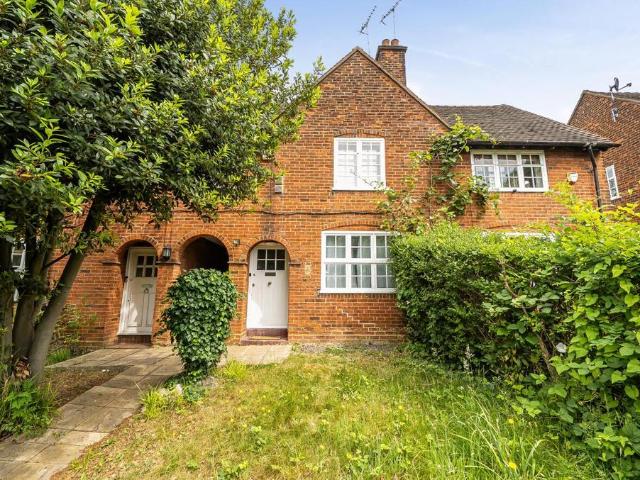Falloden Way, London NW11 2 bed terraced house to rent £2,250 pcm £519 pw