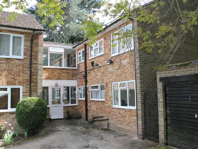 Fallowfield Court, Stanmore Hill. 2 bed apartment to rent £1,850 pcm £427 pw