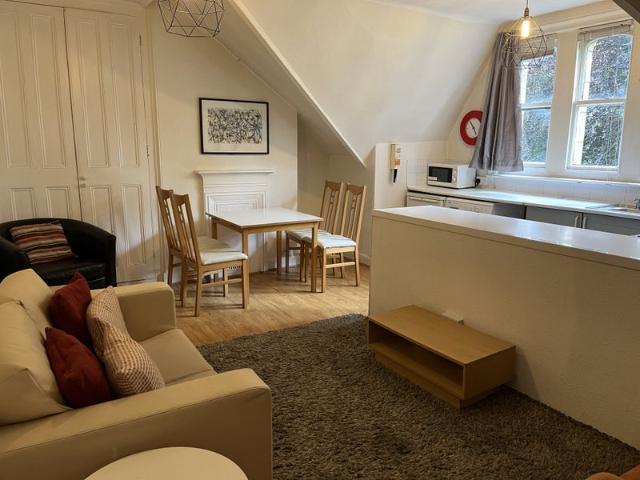 Far Headingley 2 bed flat free off st parking