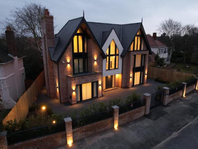 Far Moss Road, Liverpool, Merseyside. 6 bed detached house to rent £18,000 pcm £4,154 pw