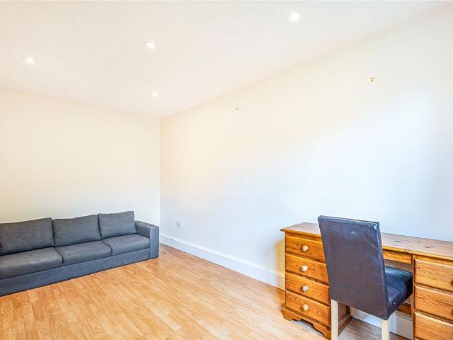 Faraday Close, London, N7 8BH