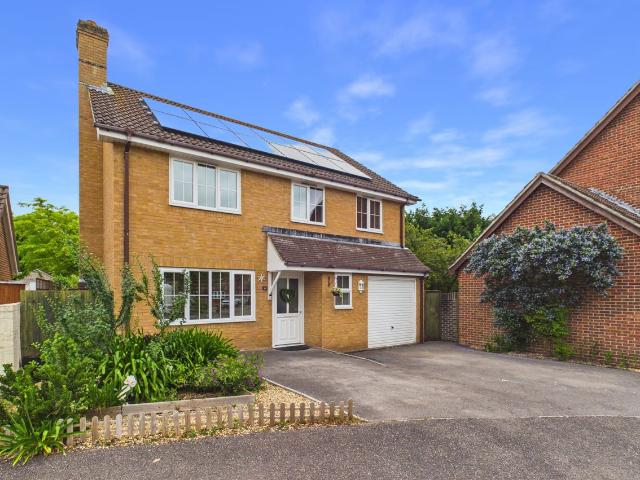 Mere Croft, Segensworth PO15, 4 bed detached house to rent, £2,500 pcm | PrimeLocation
