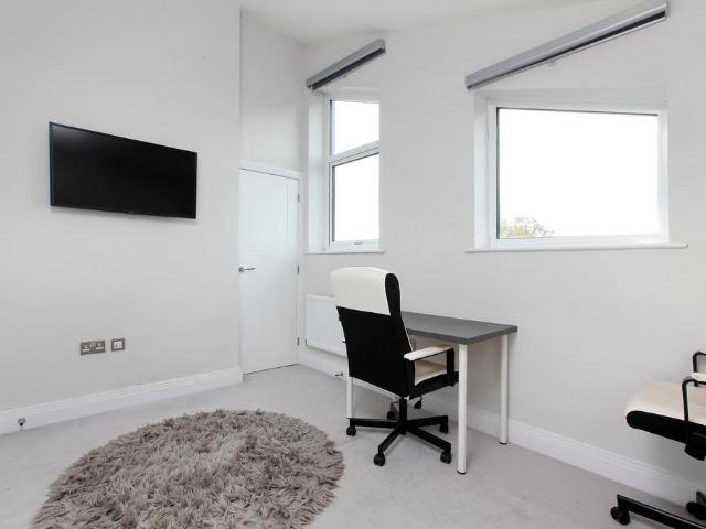 Faren Terrace, London CR4 4 bed terraced house to rent £4,000 pcm £923 pw