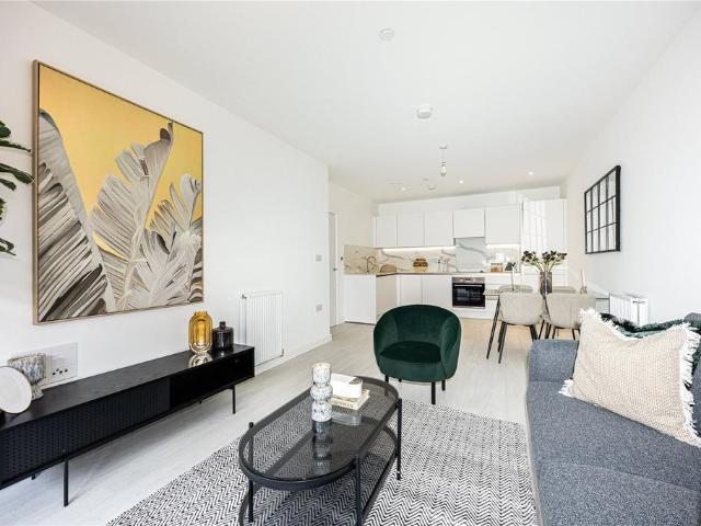 Farine Avenue, Hayes, UB3 2 bed apartment to rent £2,150 pcm £496 pw