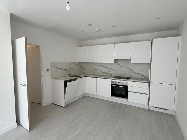 Farine Avenue, Hayes, UB3 2 bed apartment to rent £2,150 pcm £496 pw
