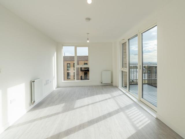 Farine Avenue, Hayes UB3, 2 bed flat to rent, £2,200 pcm | PrimeLocation