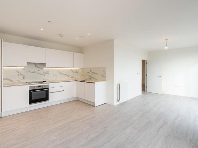 Farine Avenue, Hayes UB3 2 bed flat to rent £2,300 pcm £531 pw
