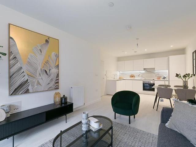 Farine Avenue, HAYES 2 bed apartment to rent £2,150 pcm £496 pw