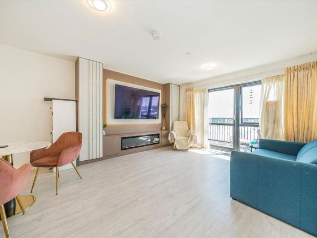 Farine Avenue, UB3, London