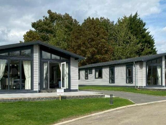 Faringdon Grange Holiday Lodge Park, Great Coxwell, 2 Bedroom Lodge