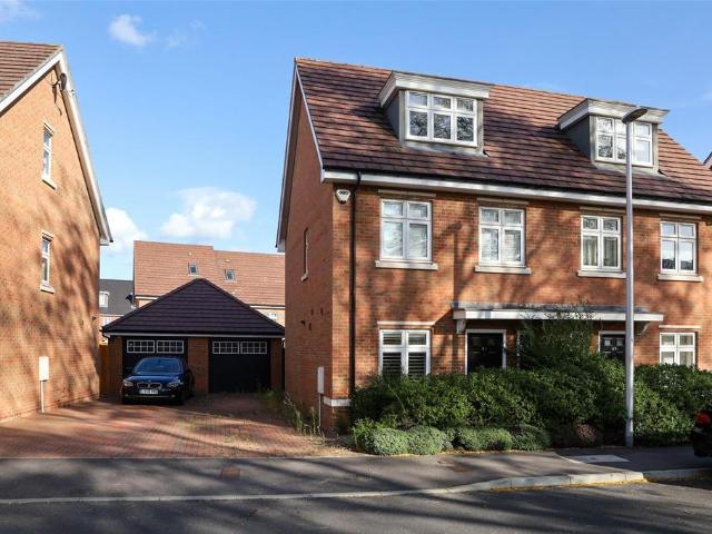 Faringdon Road, Reading RG6 4 bed semi detached house to rent £2,450 pcm £565 pw