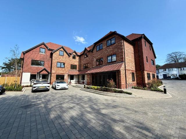 Farleigh Road, Warlingham, Surrey. 1 bed flat to rent £1,800 pcm £415 pw