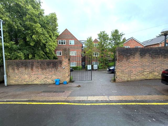 Farley Hill, Luton LU1, 2 bed flat to rent, £1,199 pcm | PrimeLocation