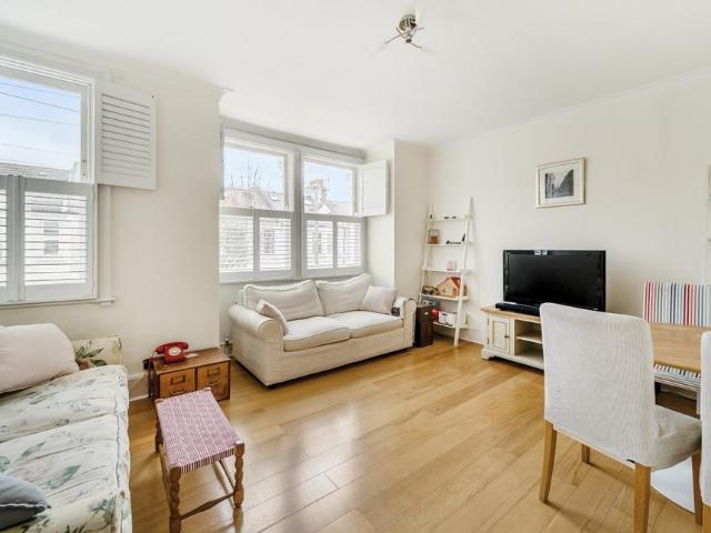 Farlton Road, London, SW18 3 bed flat to rent £3,400 pcm £785 pw