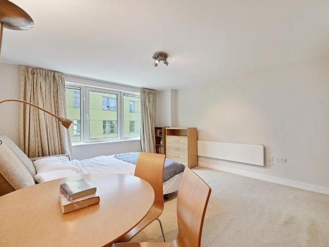 Farm Close, Fulham Broadway SW6, Studio to rent, £1,500 pcm | PrimeLocation