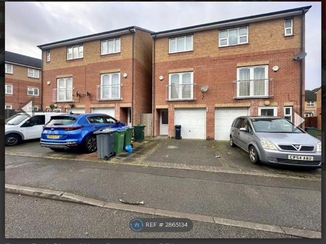 Farm End Close, West Bromwich B71, 3 bed semi detached house to rent, £1,350 pcm | PrimeLocation