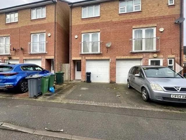 Farm End Close, West Bromwich, B71 3NX, United Kingdom | 3 bed duplex for rent #167073420 | Rentberry