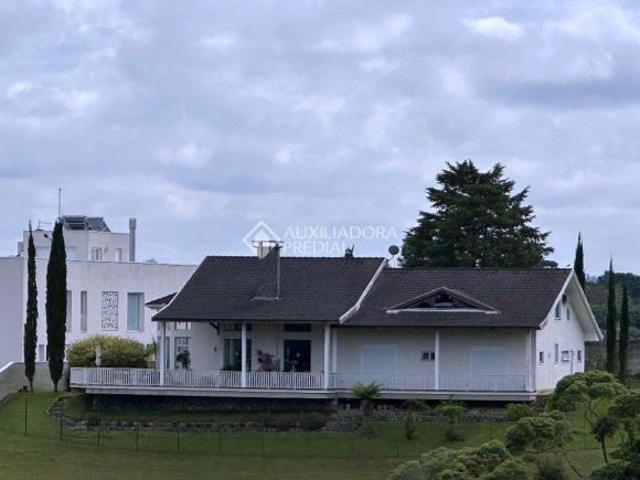 Farm House em condomínio de alto padrão. 4 quartos e muito espaço!