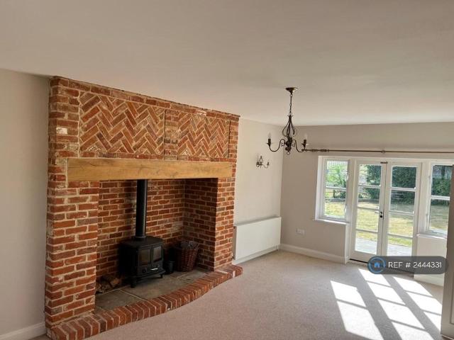 Farm Place, Nr. Bishops Stortford, SG11 5 bed detached house to rent £3,950 pcm £912 pw