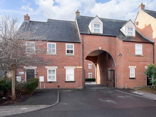 Farm Street, Gloucester GL1, 2 bed flat to rent, £1,000 pcm | PrimeLocation
