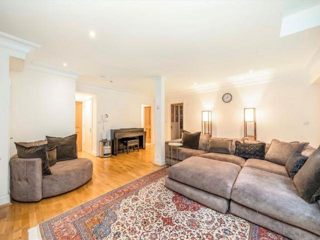 Farm Street, London W1J 2 bed flat to rent £5,633 pcm £1,300 pw