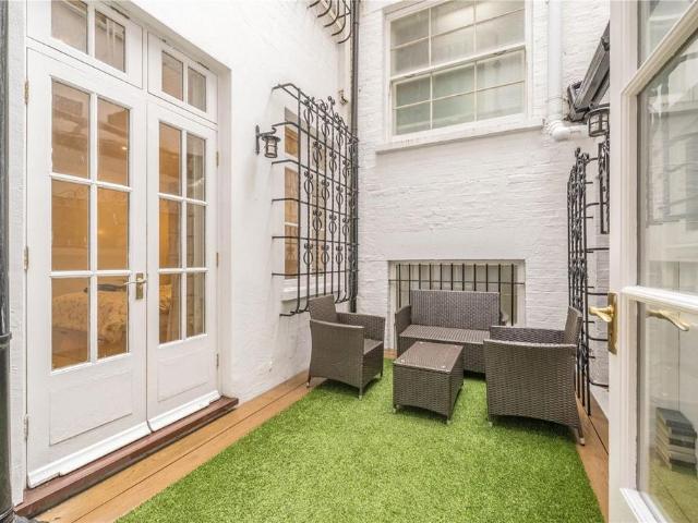 Farm Street, London W1J 2 bed flat to rent £5,633 pcm £1,300 pw