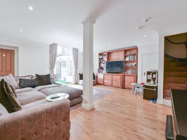 Farm Street, Mayfair, London, W1J 2 bed flat to rent £5,634 pcm £1,300 pw