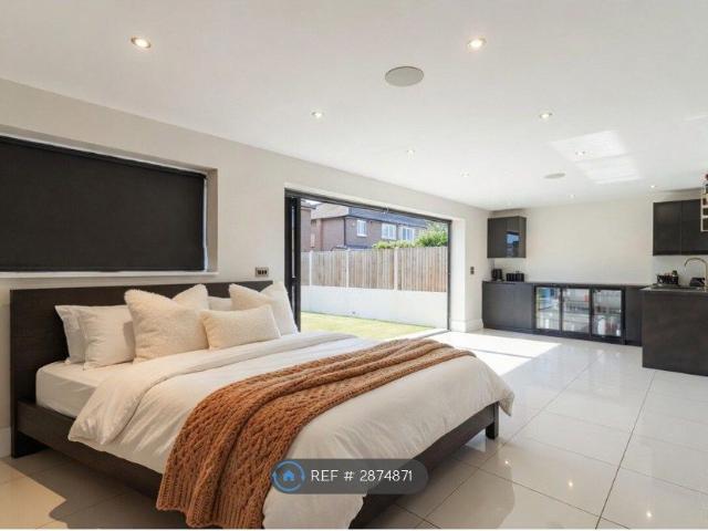 Farm Way, Hornchurch RM12, Studio to rent, £1,100 pcm | PrimeLocation