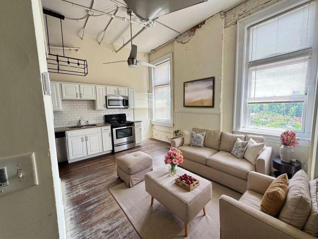 Farmer's Exchange Athens 6 Bedroom Apartment for Rent at 580 E Broad St, Athens, GA 30601
