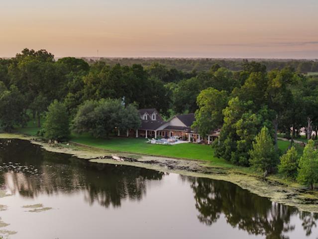 Farmhouse with garden and pool