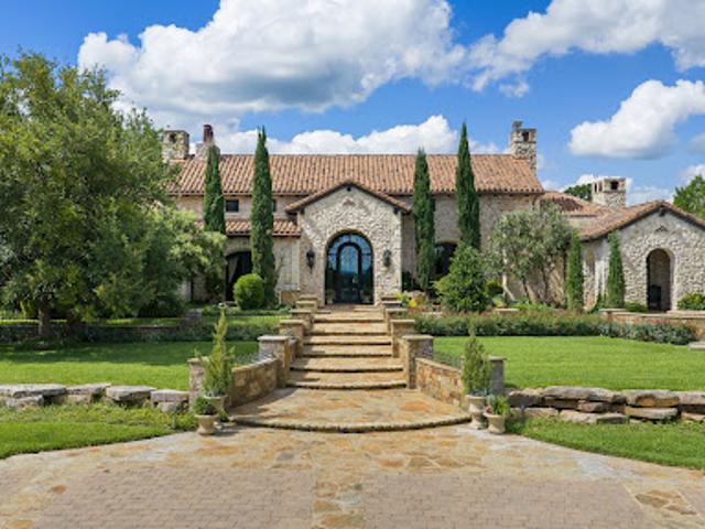 Farmhouse with garden and pool