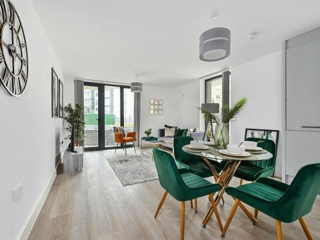 Farnborough 2 bed apartment to rent £1,600 pcm £369 pw